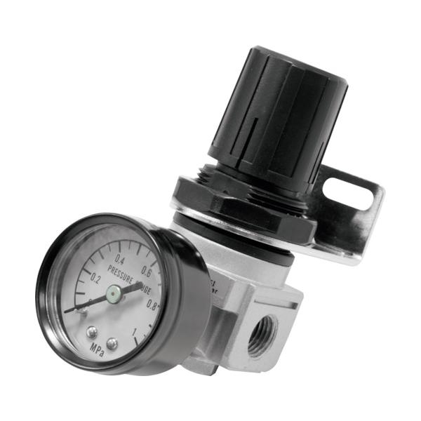 【特長】●圧縮空気の圧力を調節できる、ゲージ付きのレギュレーターです。●エアコンプレッサーに直接取り付けたり、付属のステーで壁などに固定することで、エア配管の間に設置することもできます。