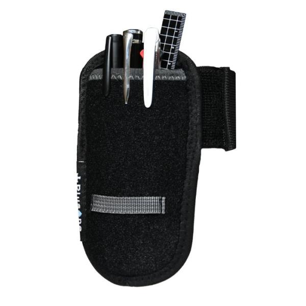 【特長】●３色ボールペン、マジック、カッター、定規がぴったり入るサイズ●腕回り28cm-40cmまで●左利きに嬉しい右腕に装着できるペンポケット●伸縮ベルト●アンチスリップバンド●ワイドポケット●ダブルベルクロ●抜け止め構造●ネームバッジル...