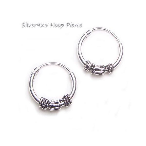 シンプルな定番のバリスタイル模様のフープピアス。簡単にエスニックに可愛くなれるので使いやすい！◆素材：シルバー925◆内径：約8mm　外径：約10mm◆厚さ：約1〜2.5mm◆ポスト厚さ：約0.6mm◆ペアー売り(1組2個セット)※画面上と...