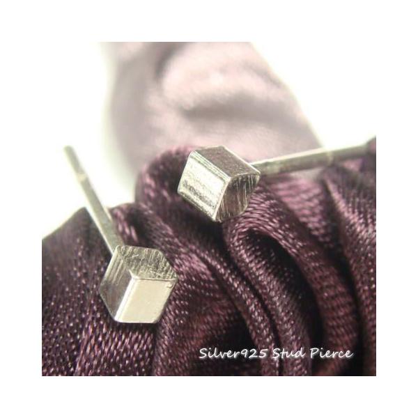 シンプルな正方形タイプ。厚みがあるので、耳に埋もれることもなく、きれいに光ります！◆素材：シルバー925◆モチーフサイズ：一辺の長さ約2mm◆ポスト長さ：約10mm◆ペアー売り(1組2個セット)、耳にフィットするシリコンキャッチ付き※画面上...