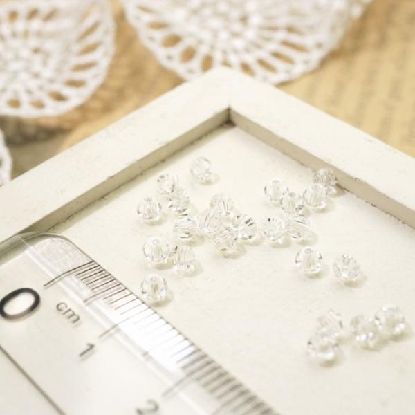 透明色がキレイなビーズです。とても小さいです。◆素材：ガラスビーズ◆サイズ：約直径3mm◆個数：1g/パック：約40個入り(グラムで量っているため個数は前後します。)※画面上と実物では多少色具合が異なって見える場合もございます。また、形・大...