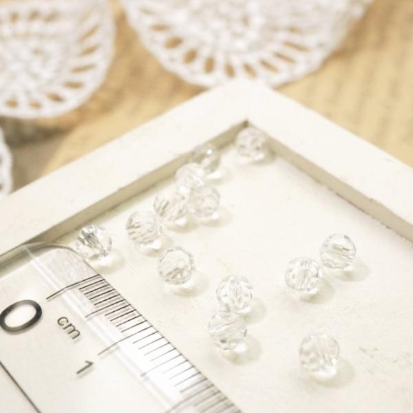 透明色がキレイなビーズです。とても小さいです。◆素材：ガラスビーズ◆サイズ：約直径4mm◆個数：1g/パック：約10個入り(グラムで量っているため個数は前後します。)※画面上と実物では多少色具合が異なって見える場合もございます。また、形・大...