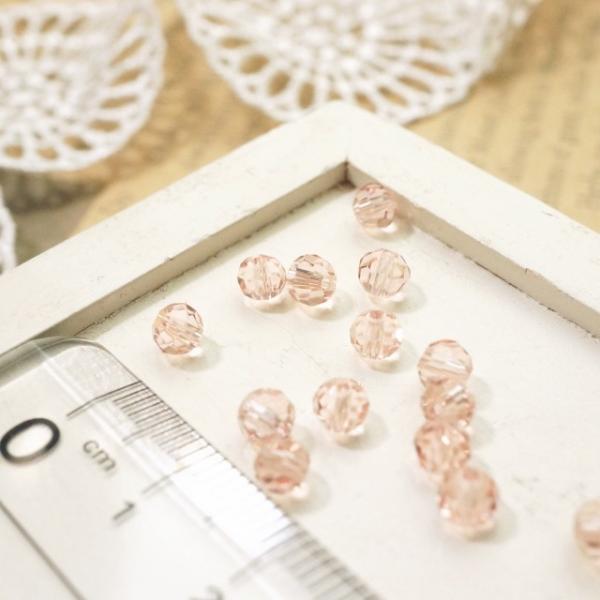 ローズ色がキレイなビーズです。とても小さいです。◆素材：ガラスビーズ◆サイズ：約直径4mm◆個数：1g/パック：約10個入り(グラムで量っているため個数は前後します。)※画面上と実物では多少色具合が異なって見える場合もございます。また、形・...