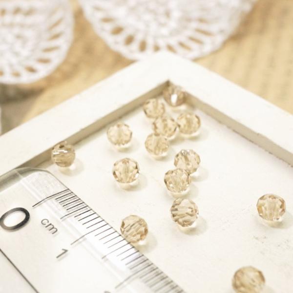 ライトスモークトパーズ色がキレイなビーズです。とても小さいです。◆素材：ガラスビーズ◆サイズ：約直径4mm◆個数：1g/パック：約10個入り(グラムで量っているため個数は前後します。)※画面上と実物では多少色具合が異なって見える場合もござい...