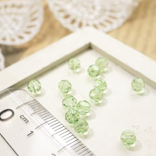 ペールグリーン色がキレイなビーズです。とても小さいです。◆素材：ガラスビーズ◆サイズ：約直径4mm◆個数：1g/パック：約10個入り(グラムで量っているため個数は前後します。)※画面上と実物では多少色具合が異なって見える場合もございます。ま...