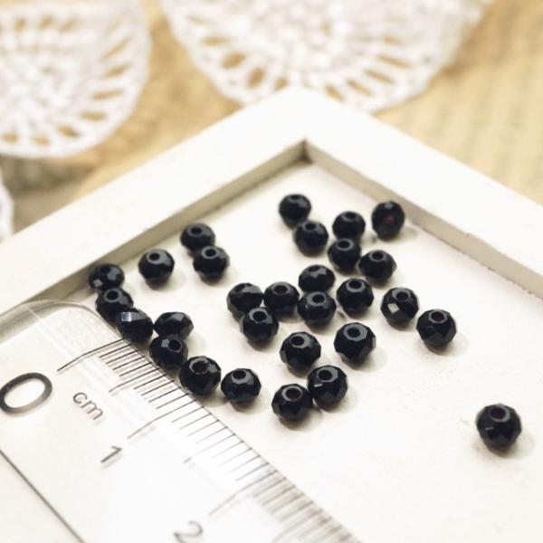 ジェット色がキレイなビーズです。とても小さいです。◆素材：ガラスビーズ◆サイズ：約2x3.5mm◆個数：1g/パック：約25個入り(グラムで量っているため個数は前後します。)※画面上と実物では多少色具合が異なって見える場合もございます。また...