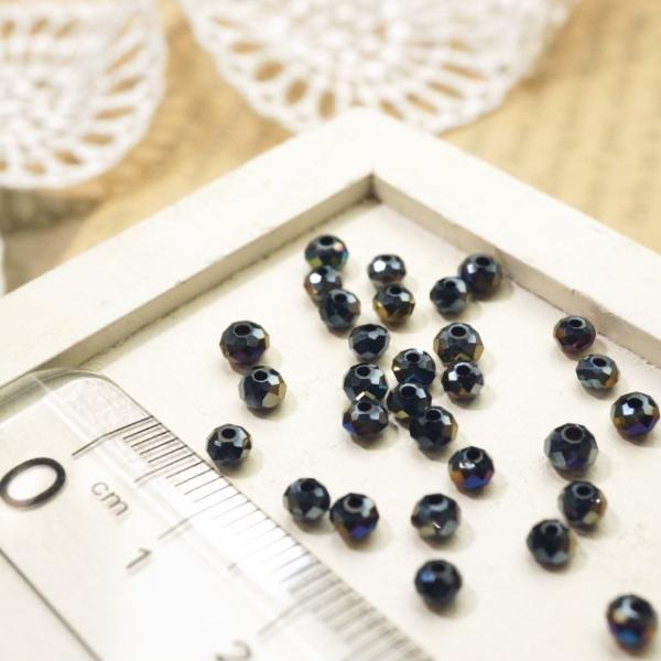 ジェットAB色がキレイなビーズです。とても小さいです。◆素材：ガラスビーズ◆サイズ：約2.5x3mm◆個数：1g/パック：約30個入り(グラムで量っているため個数は前後します。)※画面上と実物では多少色具合が異なって見える場合もございます。...