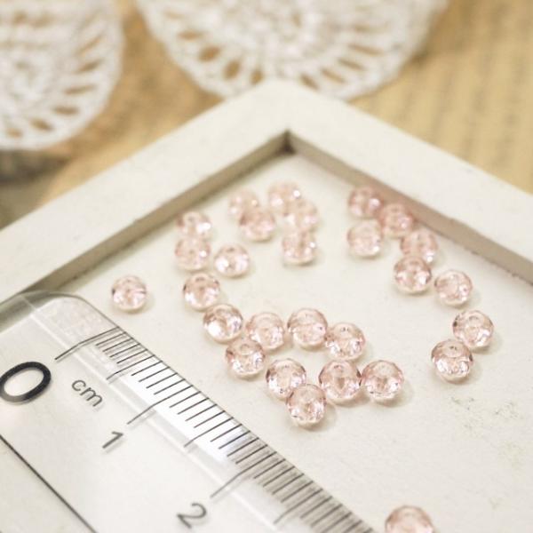 ローズ色がキレイなビーズです。とても小さいです。◆素材：ガラスビーズ◆サイズ：約2.5x3.5mm◆個数：1g/パック：約25個入り(グラムで量っているため個数は前後します。)※画面上と実物では多少色具合が異なって見える場合もございます。ま...