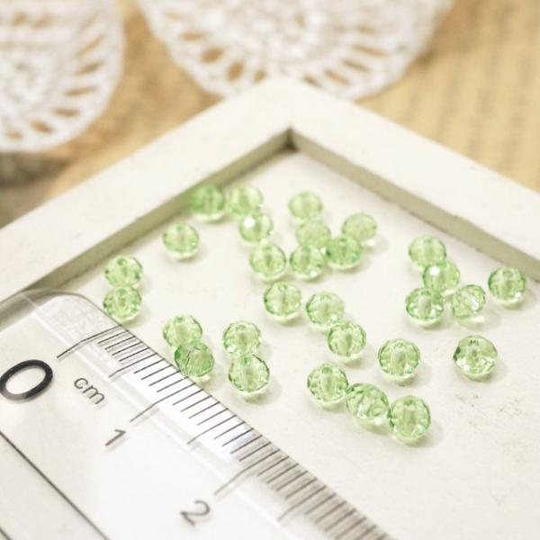 ペールグリーン色がキレイなビーズです。とても小さいです。◆素材：ガラスビーズ◆サイズ：約2.5x3.5mm◆個数：1g/パック：約20個入り(グラムで量っているため個数は前後します。)※画面上と実物では多少色具合が異なって見える場合もござい...