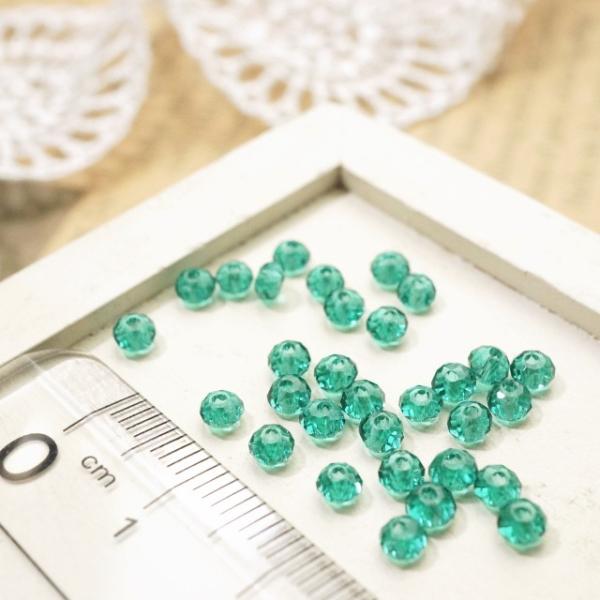 エメラルドブルー色がキレイなビーズです。とても小さいです。◆素材：ガラスビーズ◆サイズ：約2.5x3.5mm◆個数：1g/パック：約25個入り(グラムで量っているため個数は前後します。)※画面上と実物では多少色具合が異なって見える場合もござ...