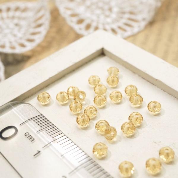 サンディブラウン色がキレイなビーズです。とても小さいです。◆素材：ガラスビーズ◆サイズ：約2.5x3.5mm◆個数：1g/パック：約20個入り(グラムで量っているため個数は前後します。)※画面上と実物では多少色具合が異なって見える場合もござ...