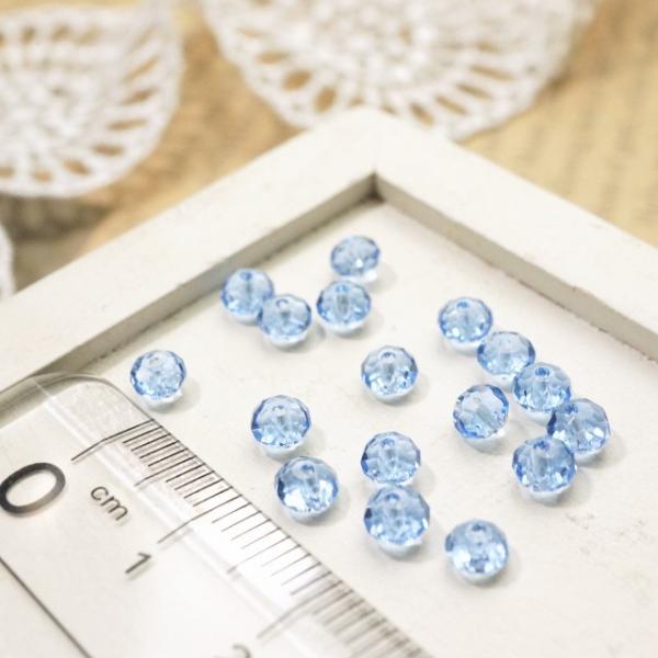 ライトサファイヤ色がキレイなビーズです。とても小さいです。◆素材：ガラスビーズ◆サイズ：約2.5x4mm◆個数：1g/パック：約10個入り(グラムで量っているため個数は前後します。)※画面上と実物では多少色具合が異なって見える場合もございま...