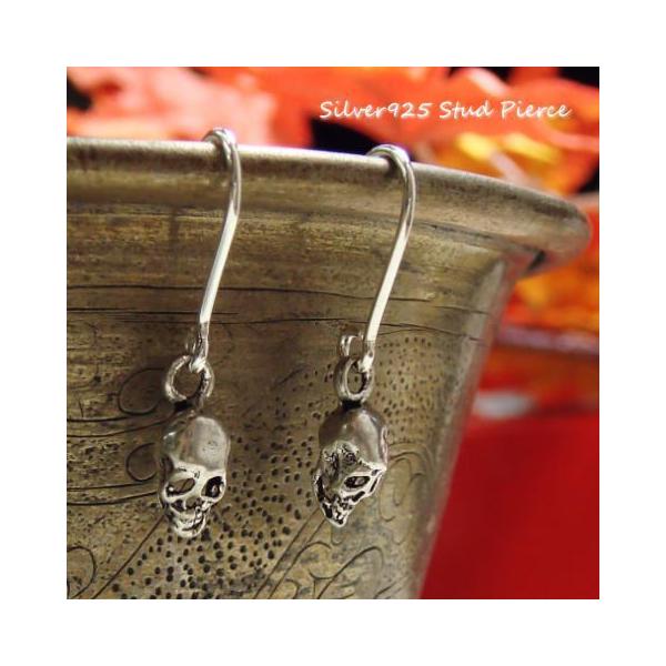 小さいドクロが耳元で揺れます。小さいですが、髑髏とわかるところがよく、精巧な感じで素敵です。 メール便OK！◆素材：シルバー925◆フックも入れた全体の高さ：約20.5mm◆ドクロモチーフのサイズ：約(タテ)7.5×(ヨコ)4×(アツミ)4...