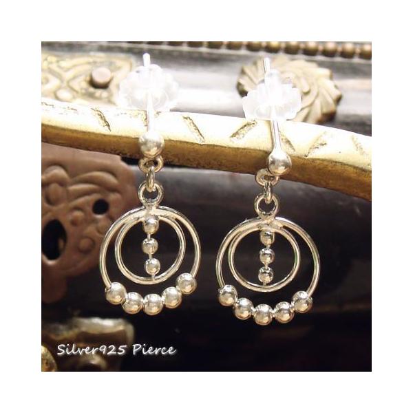 円形のシルバー線の中にシャカ球をぶら下げていて、シンプルなのにエスニックな雰囲気があります！大きすぎないサイズで使いやすそう　◆素材：シルバー925◆モチーフサイズ：約(タテ)16.5mm×(ヨコ)9.5mm×(アツミ)2mm◆ポスト長さ：...