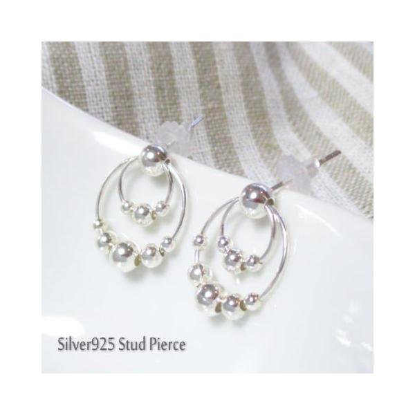 2つの輪っかとシャカ玉がエレガントなシルバーピアスです。シャカ玉は固定されていないので動き揺れます。メール便OK。素材：シルバー925モチーフのサイズ：約(タテ)16mm×(ヨコ)13.5mm×(アツミ)4mmポストの長さ：約10mmポスト...