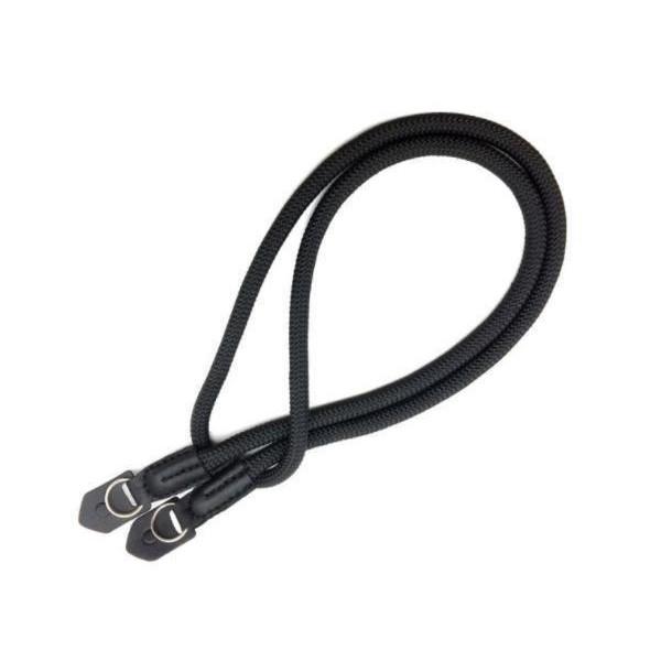 【商品説明】・首から下げられるカメラ用ストラップです。・落下防止用に役立ちます。・本体に傷が付かないようにストラップ部分に合皮カバー付きです。・太くて丈夫なつくりになっています。【商品仕様】カラー ブラックカメラストラップ 極太 カメラ 編...