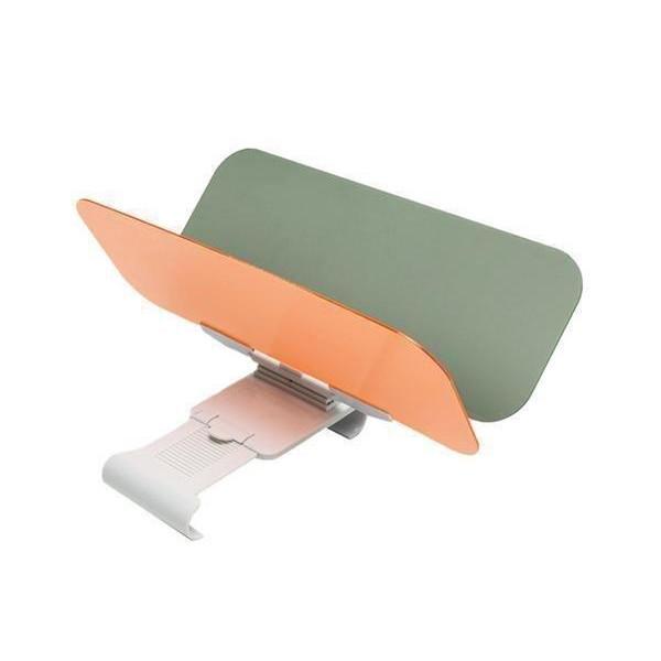 【商品説明】・昼夜兼用の車載用サンバイザーです。・視界を遮らないようになっています。・昼間は黒色のサンバイザーで強い日差しやまぶしい夕日を軽減します。・夜はオレンジ色のサンバイザーで対向車のヘッドライトや街の明かりを軽減します。・細かく調節...