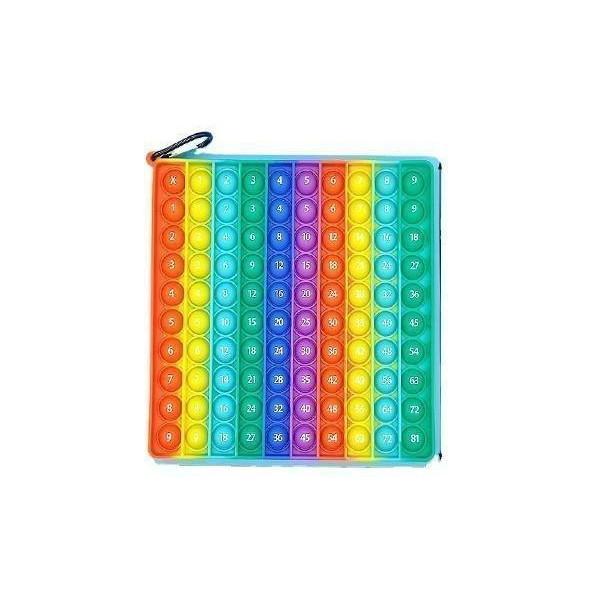 【商品説明】・大人気プッシュポップの九九表です。・九九表になっているので遊びながら勉強をすることができます。・水洗いが可能です。【商品仕様】カラー レインボー素材 シリコンプッシュポップ バブル 九九表 かけ算 知育 スクイーズ玩具 知育玩...