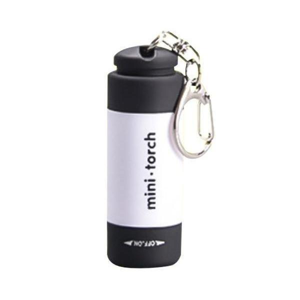 【商品説明】・USB充電式のミニLEDライトです。・雨や一時的な浸水に耐えることのできる防水仕様です。・手のひらぐらいの大きさで持ち運びが便利です。・カラビナキーホルダーがついているのでバックや鍵などに取り付けができます。・高輝度ライトで緊...