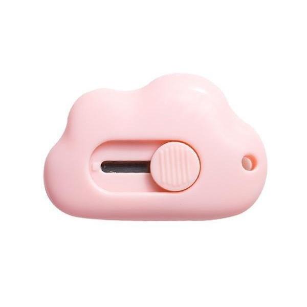 【商品説明】・かわいい雲の形をしているカッターです。・コンパクトサイズなのでペンケースや小物入れに収納しやすく持ち運びも便利です。・小さな穴が付いているのでキーホルダーなどに付けることもできます。・自動で刃が戻るようになっており、出しっぱな...