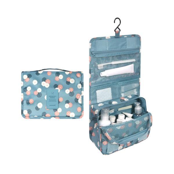 【商品説明】・出張や旅行の時に洗面用具やコスメを1つにまとめることができるトラベルポーチです。・吊り下げ用のフックが付いているので壁にかけることができます。・中は小分けにできる収納ポケット付きですっきりまとめることができます。・持ち手もある...
