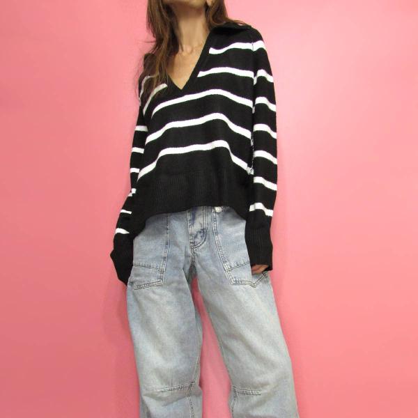 襟付きのポロススタイルニットセーター大きめの襟に深めのVネックでフェミニンなポロスタイルに仕上がっております裾のもたつきを抑えるサイドスリット入りサイドの切り返しをあえて切りっぱなし風に仕上げた遊び心のあるデザインとっても柔くて暖かみのある...