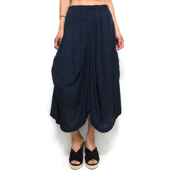 スカートのようにふんわりと幅を持たせたガウチョパンツ☆風通しの良い割と重みのある素材を使用しており、生地に凹凸を加えることによって厚みを持たせているため透け感はほとんど気にならないと思います。両サイドのルーシュ用リボンを詰めるとサイドの丈を...