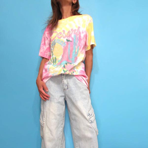ピンク＆イエローの優しいタイダイ柄のDesert DreamerグラフィックTシャツスタンダードなTシャツカットヒップが隠れる丈ユニセックス対応なので少し大きめなサイズ感ですカジュアルなボトムスと合わせやすく、特にタイダイ柄がデニムと相性抜...