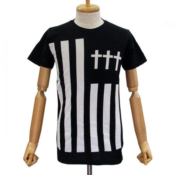 ボディカラー：ブラックサイズ：S〜XLボディスタイル：ややスリム　　　ボディ厚：薄め＆柔らかめボディ特殊加工：特になしバンドアイコンの３つの十字架がデザインされたシンプルでありながら存在感のあるＴシャツ。