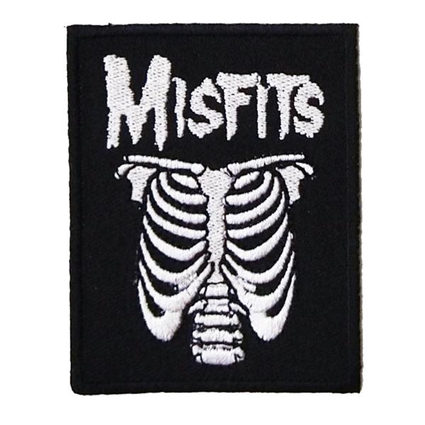 ボディカラー：ブラックベースサイズ：ワンサイズ縦--約8cm　横--約6.3cm四角形の刺繍パッチ。 アイロン接着が可能なパッチですが、生地を傷めてしまう可能性がある場合は、布用接着剤、または、裁縫での接着をお勧め致します。