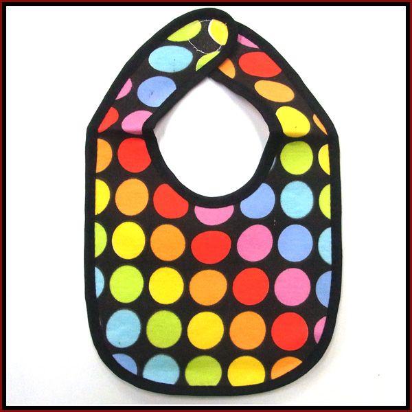 ボディカラー：ブラックサイズ：ワンサイズ（約27x17cm、首周り約30cm）国内メーカー品、オリジナルデザイン、よだれかけ。＜素材＞ 100％コットン（表面）、ポリエチレン（裏面）ワンアクションで着脱可能な、マジックテープ式のよだれかけ。...