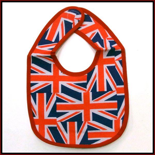 ボディカラー：レッドサイズ：ワンサイズ（約27x17cm、首周り約30cm）国内メーカー品、オリジナルデザイン、よだれかけ。＜素材＞ 100％コットン（表面）、ポリエチレン（裏面）ワンアクションで着脱可能な、マジックテープ式のよだれかけ。パ...