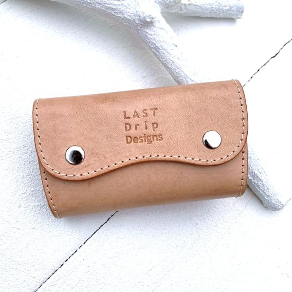 〇ブランドLAST Drip Designs （lastdripdesigns）ラストドリップデザインズ〇モデルNoldds-50172761〇サイズ（寸法）タテ約8.0cmヨコ約14.0cm厚み約3.5cmハンドメイドのため多少の誤差あり...