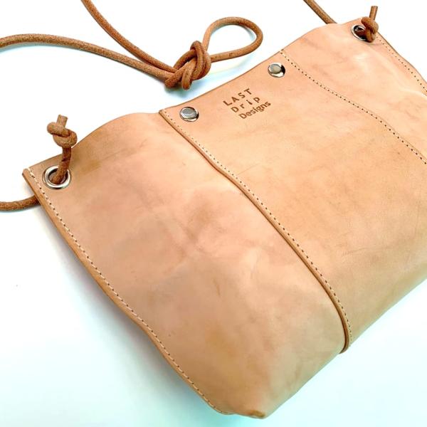 〇ブランドLAST Drip Designs （lastdripdesigns）ラストドリップデザインズ〇モデルNoldds-50172850〇サイズ（寸法）タテ約18.0cmヨコ（底）約22.0cm厚み約5.0cmショルダー最長で約115...