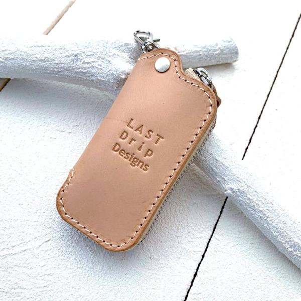 〇ブランドLAST Drip Designs （lastdripdesigns）ラストドリップデザインズ〇モデルNoldds-53290956〇サイズ（寸法）タテ約12.0cmヨコ約6.0cm厚み約2.0cmハンドメイドのため多少の誤差あり...