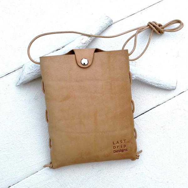 〇ブランドLAST Drip Designs （lastdripdesigns）ラストドリップデザインズ〇モデルNoldds-63471022〇サイズ（寸法）タテ約19.0cmヨコ約15.0cm厚み約3.0cm重さ約130.0gハンドメイド...