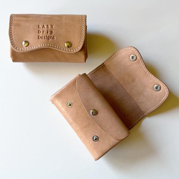 〇ブランドLAST Drip Designs （lastdripdesigns）ラストドリップデザインズ〇モデルNoldds-72584348〇サイズ（寸法）タテ約7.0cmヨコ約11.0cm厚み約4.0cmハンドメイドのため多少の誤差あり...