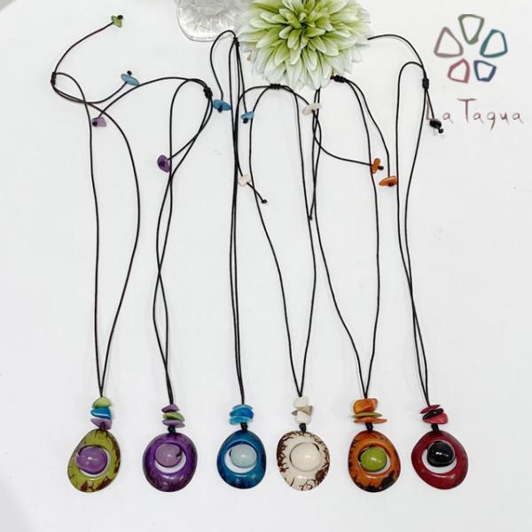 ■素材/タグア（象牙椰子）、チコネス（自然素材）紐：ナイロンコード■サイズ/長さ：70cm＜約35cm（最長）＞（自然素材で手作業ですのでパーツも長さも若干大きさに誤差がございます。） アジャスター式ですので、長さはお好みのスタイルに合わせ...