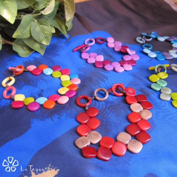 ■素材:タグア椰子■サイズ:約23〜19cm前後となります。3段階アジャスター付き※金具類を一切使用していないのでお肌に敏感な方にもおすすめです。※本製品は、タグア(象牙椰子)を使用したハンドメイドの商品です。自然素材の商品によりパーツによ...