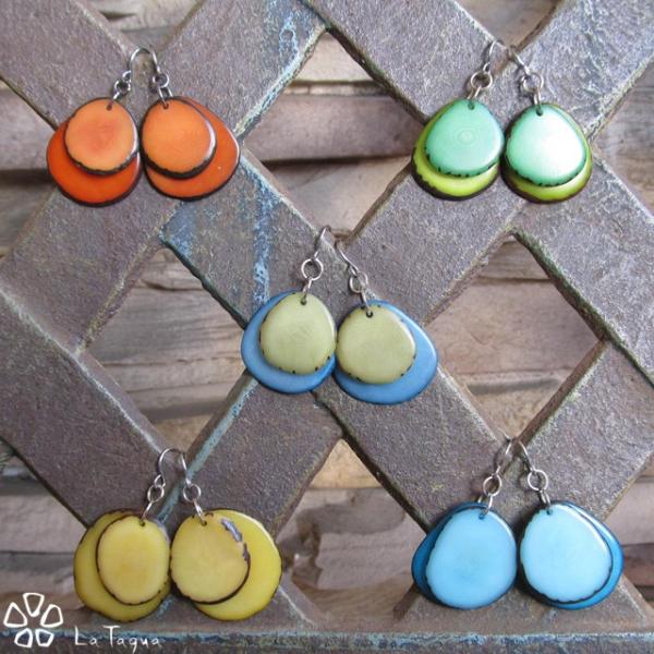 ■素材:タグア(象牙やし)、金具部分:サージカルスチール■サイズ:約2．5〜３×２〜2．5cm(自然の素材のため商品によって大きさに若干の差があります。) ■備考： ピアスからイヤリングに無料で変更できます。お問合せ下さい。※本製品は、タグ...