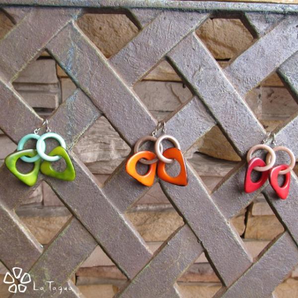 ■サイズ:約2．5〜3×2×4〜5cm(自然の素材のため商品によって大きさに若干の差があります。) ■素材:タグア(象牙やし)、金具部分:サージカルスチール■備考： ピアスからイヤリングに無料で変更できます。お問合せ下さい。※本製品は、タグ...