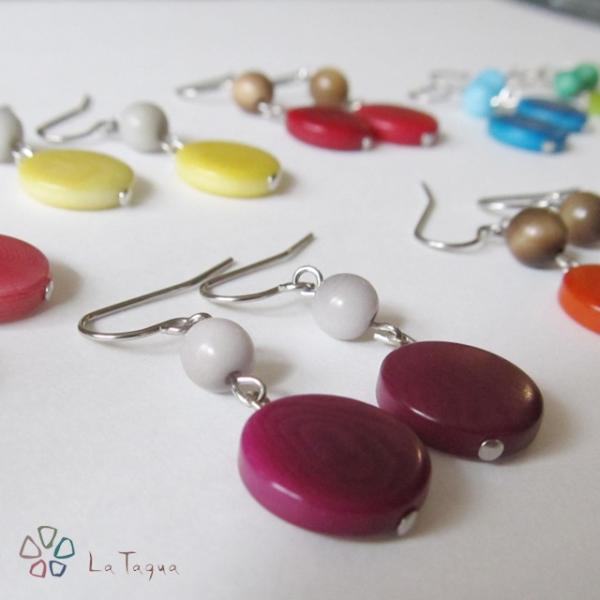 ■素材:タグア(象牙やし)、金具部分:サージカルスチール ■サイズ:約2×1cm(自然の素材のため商品によって大きさに若干の差があります。) ■備考： ピアスからイヤリングに無料で変更できます。お問合せ下さい。※本製品は、タグア(象牙椰子)...