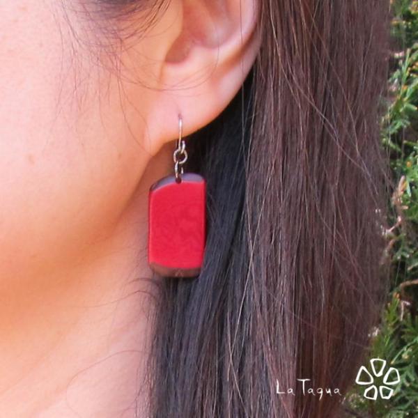 ■素材:タグア(象牙やし)、金具部分:サージカルスチール■サイズ:約2.5×1.5cm(自然の素材のため商品によって大きさに若干の差があります。) ■備考： ピアスからイヤリングに無料で変更できます。お問合せ下さい。※本製品は、タグア(象牙...