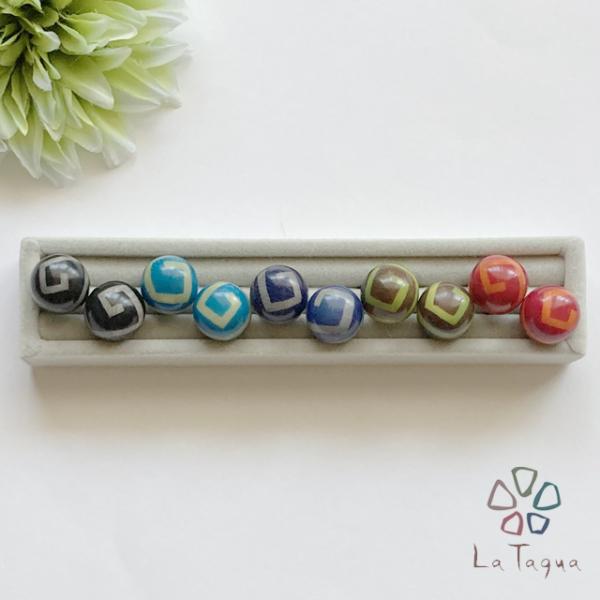 ■素材:タグア(象牙やし)、金具部分:サージカルスチール■サイズ:直径約1.8cm(自然の素材のため商品によって大きさに若干の差があります。) ■原産国：アメリカ、パーツ：コロンビア製■カラー詳細はできる限り詳細にお伝えしておりますが、写り...