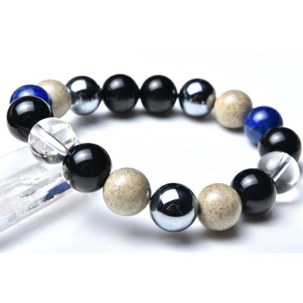 【材質】テラヘルツx北投石 【腕周り】約16.5cm(伸縮性有り)【重さ】42g侍-samurai-身近にイない存在となってしまった侍ですが、現代に生きる私達でもファンが多い存在となっており深い精神性を持つことが侍の価値となっております。そ...