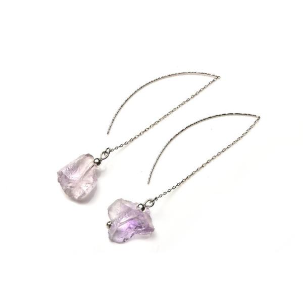 【材質】淡アメジスト 【重さ】1.5g透明度の高いアメジストのラフカットを使用し、アメリカンピアスを製作致しました。ピアスの素材は真鍮となります。チェーンの長さは約47mm。原石サイズはランダム（色の濃淡差ありペア不揃いですがバランス考慮）...