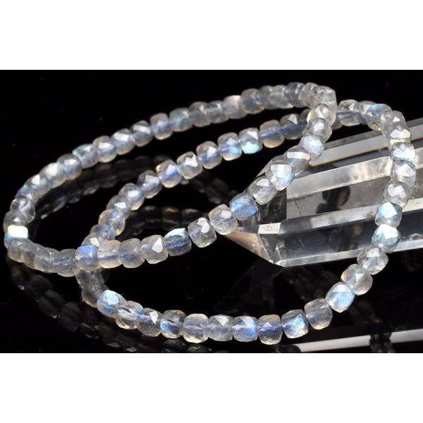 【材質】ラブラドライト 4x4.5mm 産地：マダガスカル【サイズ】約4x4.5mm(±0.5mm)【腕周り】約16cm(伸縮性あり)【重さ】約6g【特徴・意味】カット加工がキラキラと輝きを放ちます。小粒ですので重ね付けなどにもおすすめです...