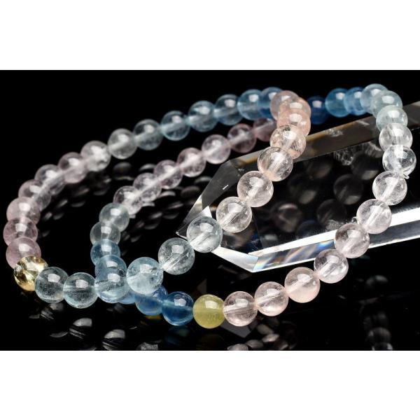 【材質】クリア◇マルチカラー MIXベリル 産地：ブラジル【サイズ】約7mm（±0.5mm）【腕周り】約16cm(伸縮性有り)【重さ】約14g【特徴・意味】ベリルの美しさや瑞々しさもたっぷり堪能できます。パステルカラーを組み合わせた優しくポ...