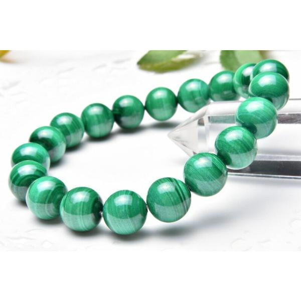 【材質】マラカイト ラウンド 7mm【腕周り】約16cm(伸縮性有り)【重さ】約18gマラカイト（孔雀石）は持ち主の心の痛みを癒してくれる奉仕性の高い石です。ねたみや嫉妬、いじめなどから守護し、緊張を強いられる場面においても強い見方となって...