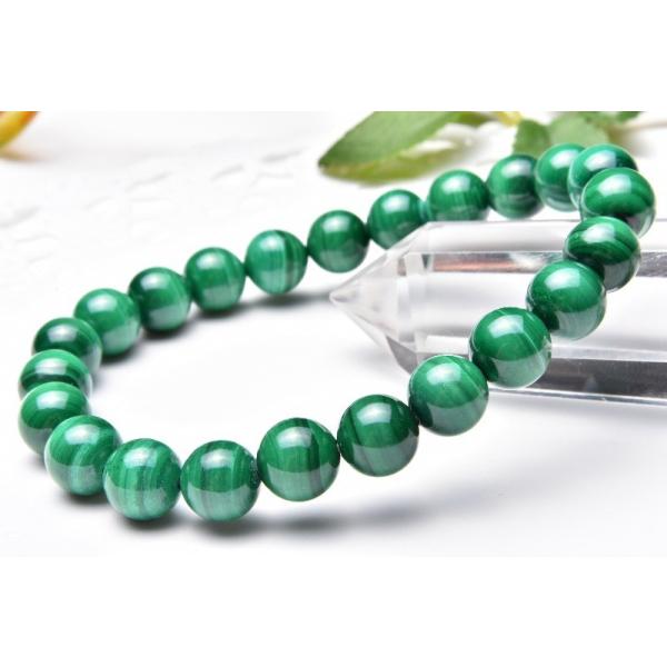 【材質】マラカイト ラウンド 9.5mm【腕周り】約16cm(伸縮性有り)【重さ】38gマラカイト（孔雀石）は持ち主の心の痛みを癒してくれる奉仕性の高い石です。ねたみや嫉妬、いじめなどから守護し、緊張を強いられる場面においても強い見方となっ...